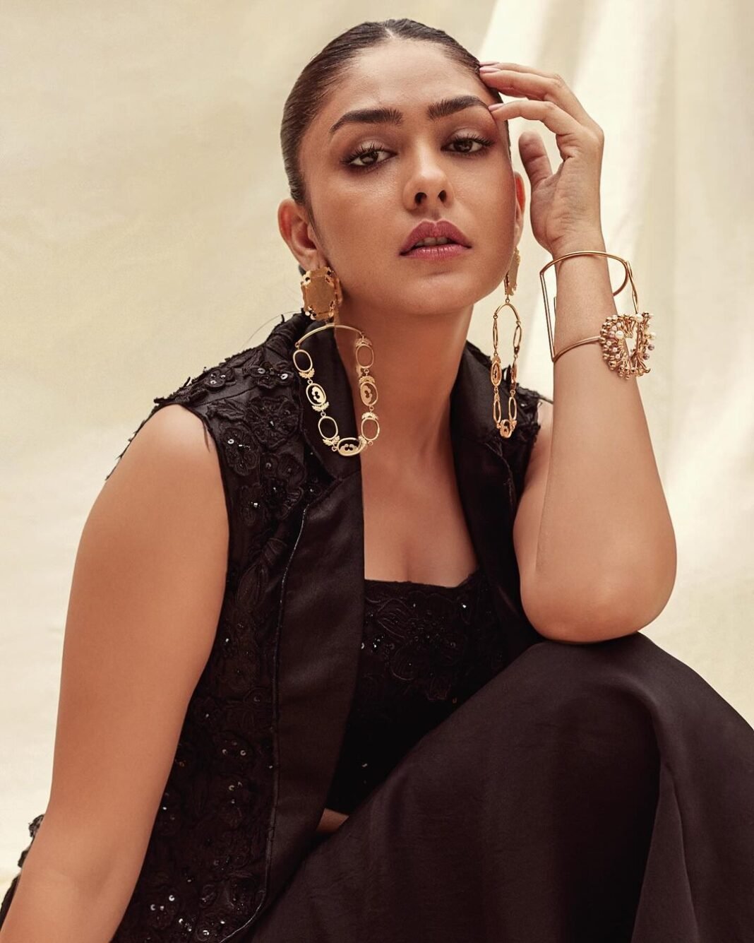 Mrunal Thakur Hot Pics: Stunning and Bold Photos